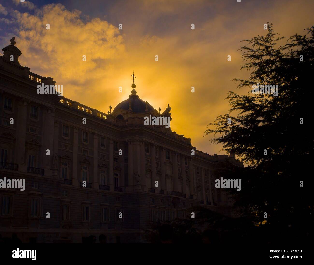 Palacio Real de Madrid al atardecer. España Stock Photo - Alamy