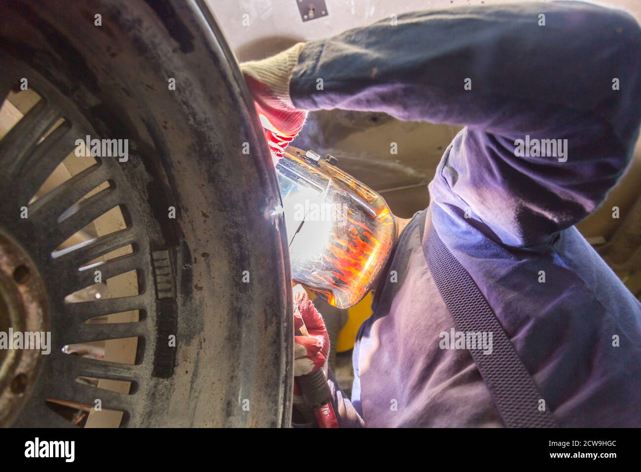 Welding a wheel rim from an aluminum car Stock Photo - Alamy