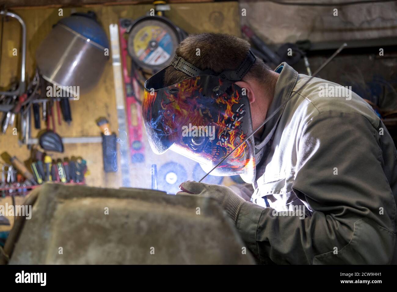 Welding a pallet from an aluminum engine Stock Photo - Alamy
