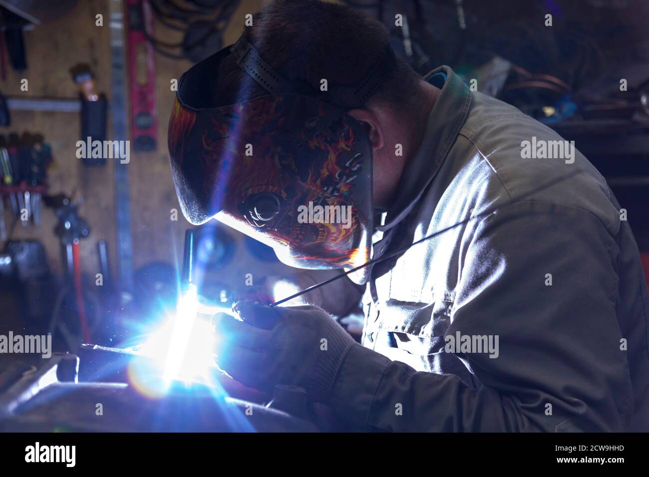 Welding a pallet from an aluminum engine Stock Photo - Alamy
