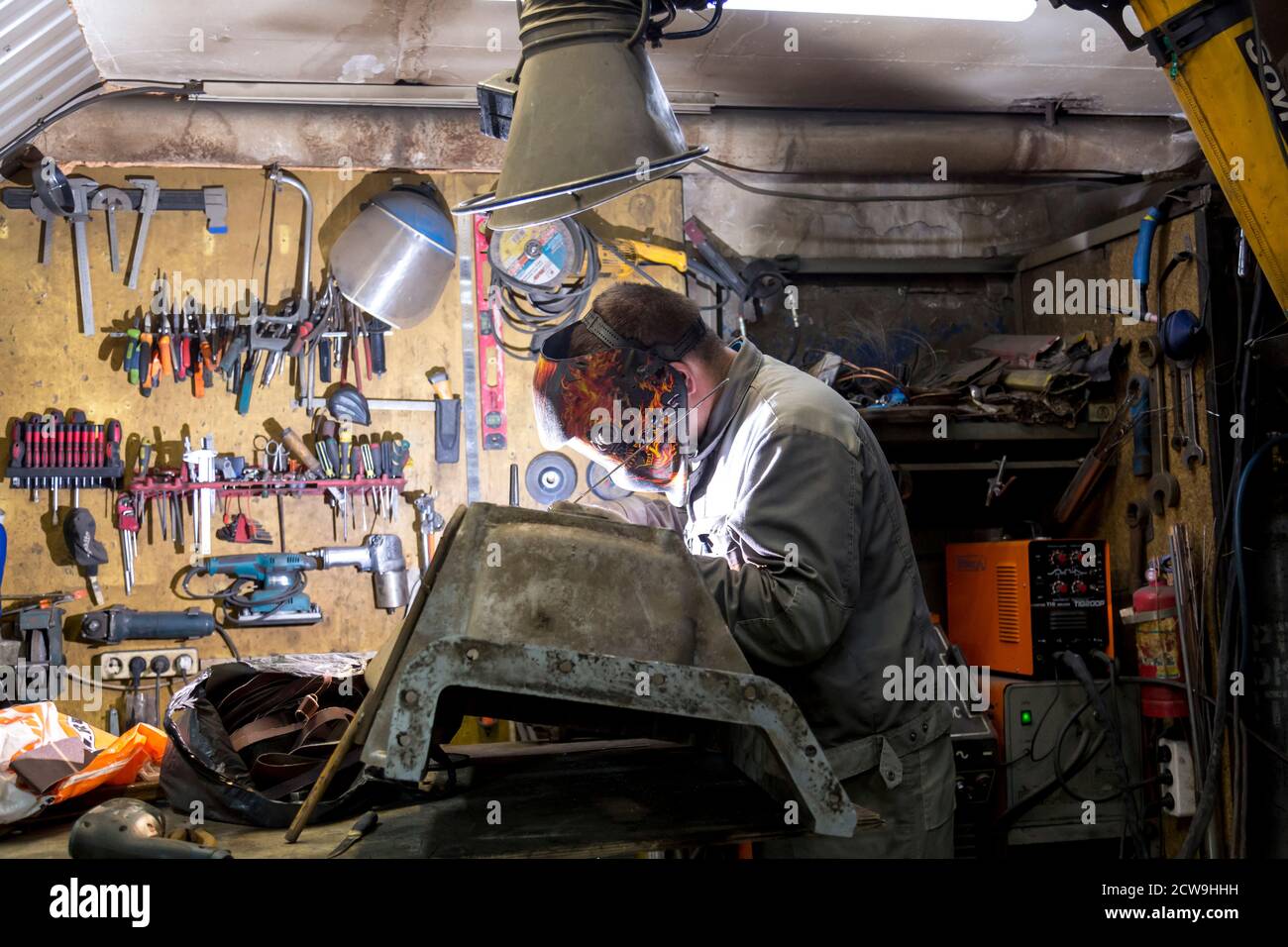 Welding a pallet from an aluminum engine Stock Photo - Alamy