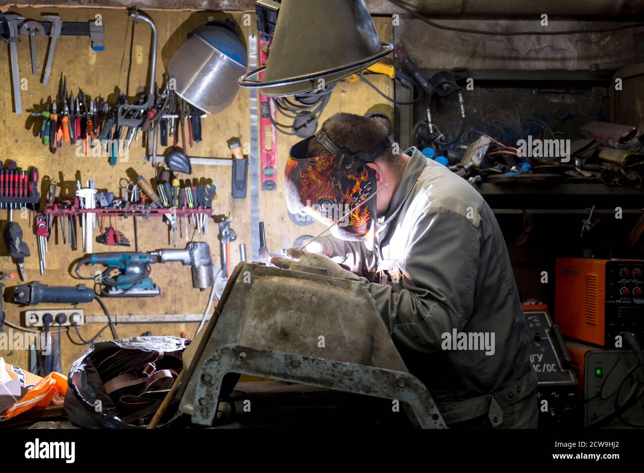 Welding a pallet from an aluminum engine Stock Photo - Alamy