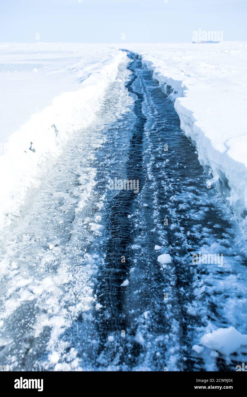 Ice Sheet Breaks Off And Rebinds Stock Photo - Alamy