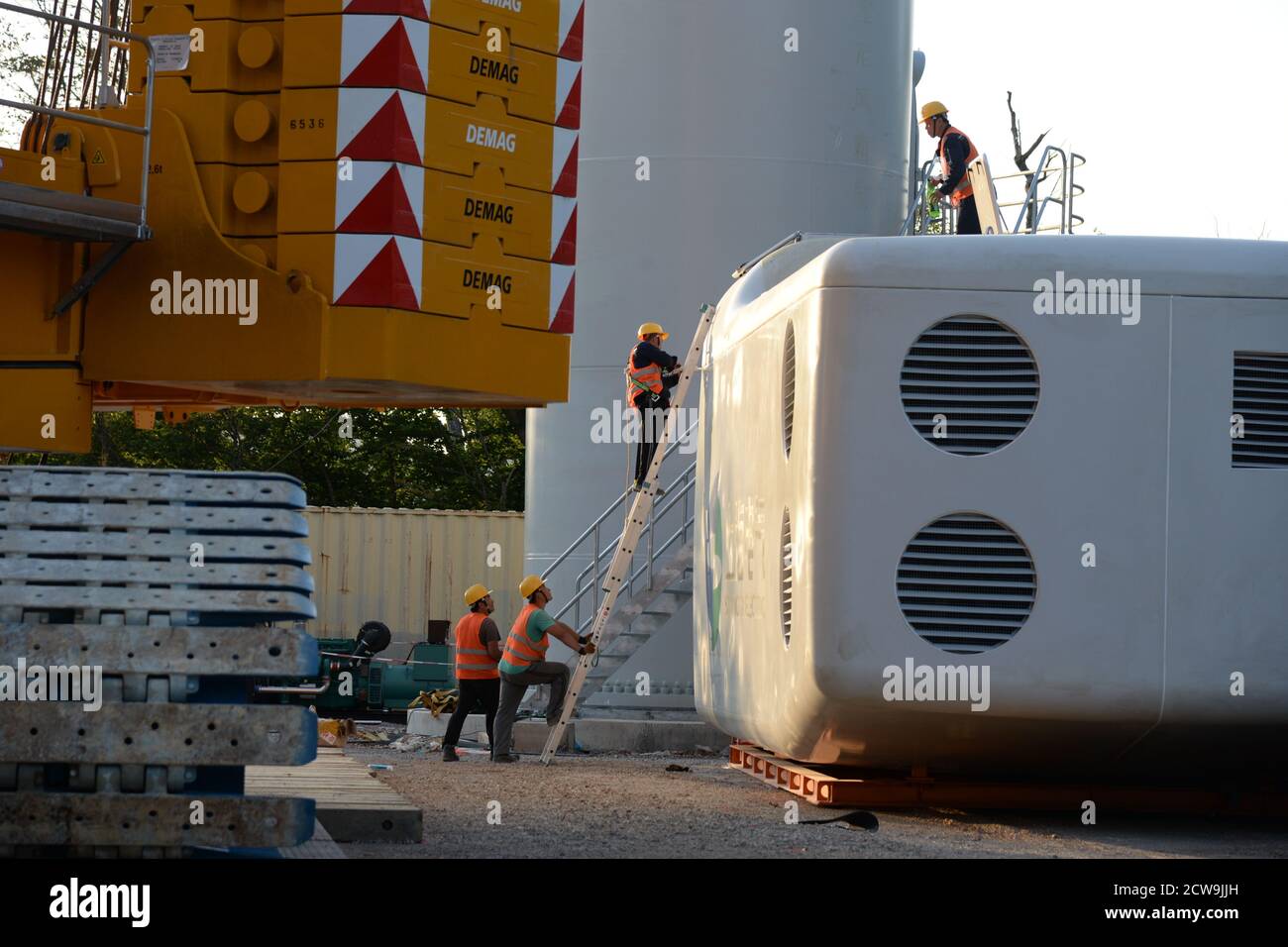 (200929) -- SENJ, Sept. 29, 2020 (Xinhua) -- Workers prepare for the ...
