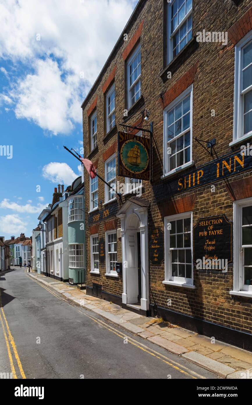 English pub scene hi-res stock photography and images - Alamy