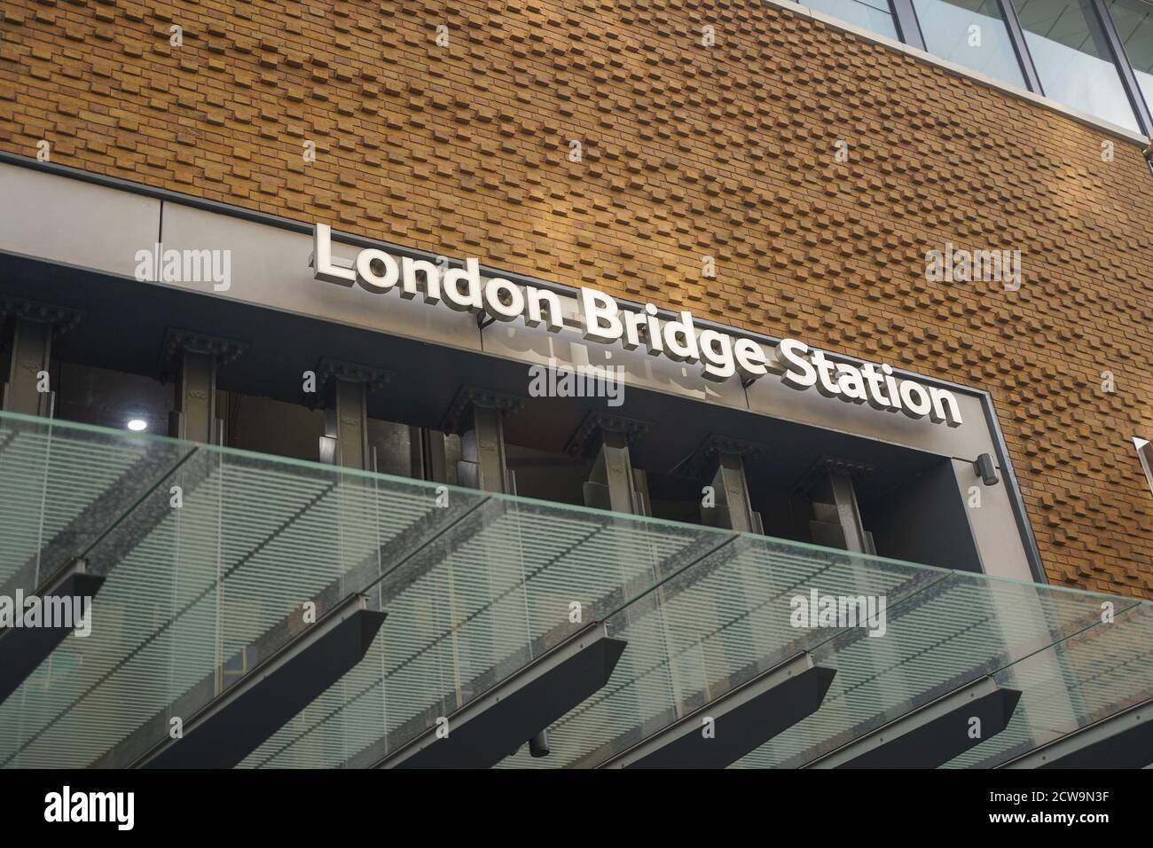 Entrance to London Bridge train station Stock Photo - Alamy