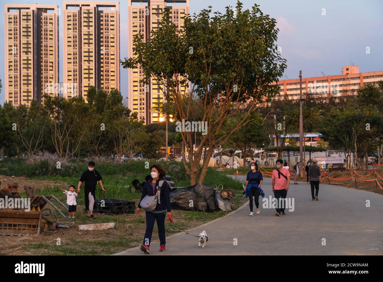 Seoul, South Korea. 28th Sep, 2020. People walking at the Banpo Hangang ...