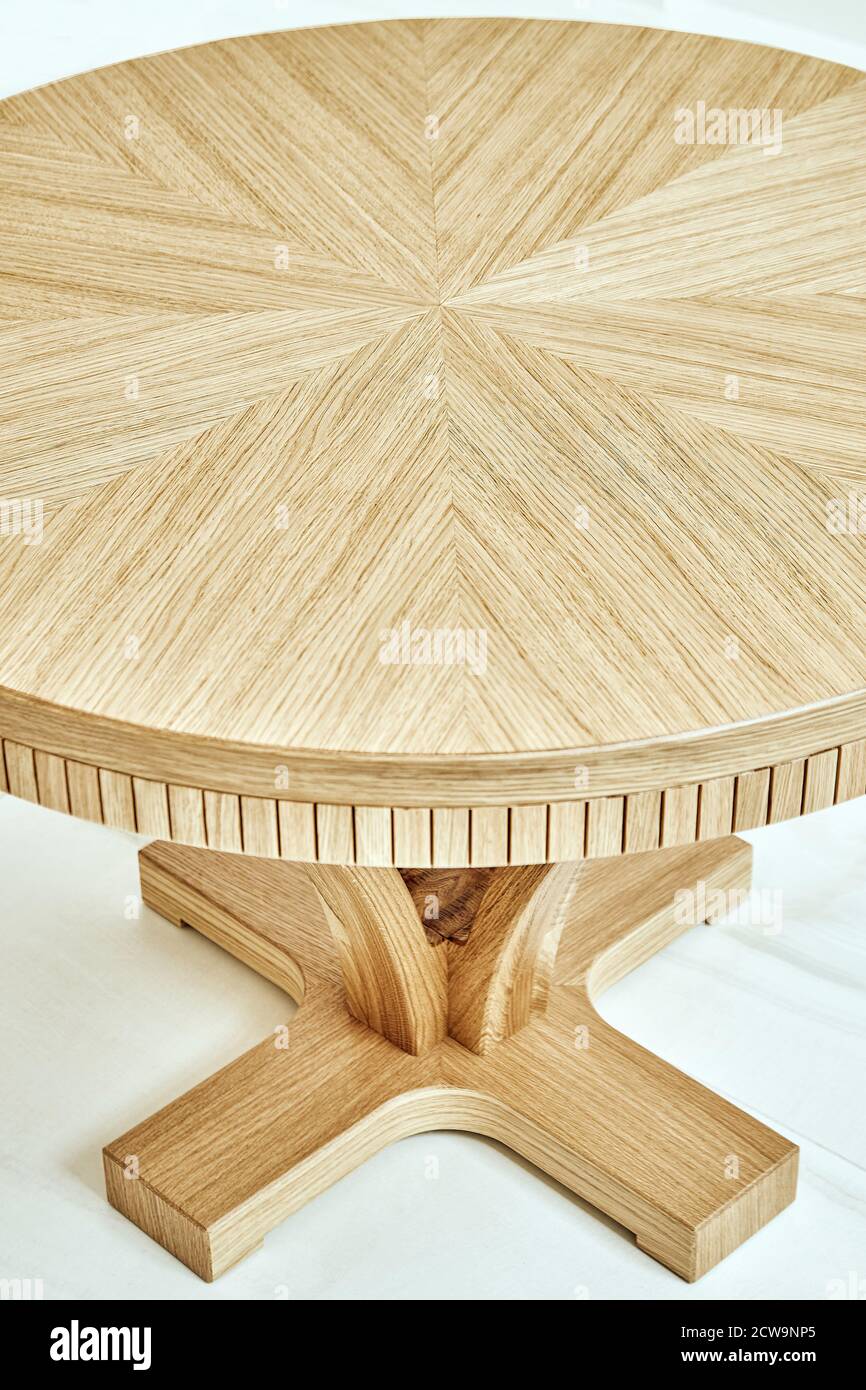 Round table hi-res stock photography and images - Alamy