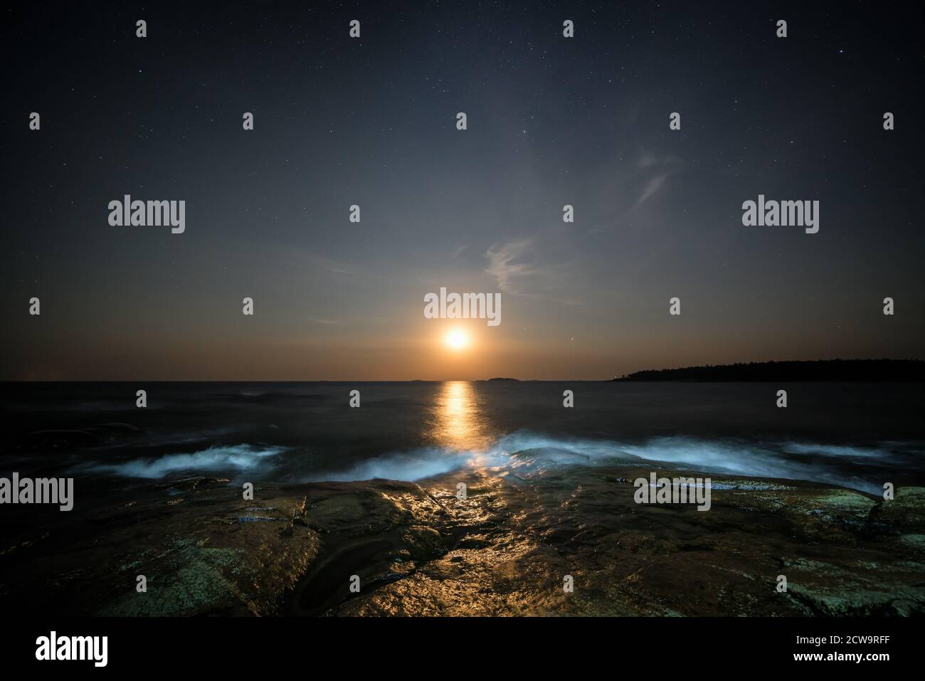 Night sky stars moon at sea hi-res stock photography and images - Alamy