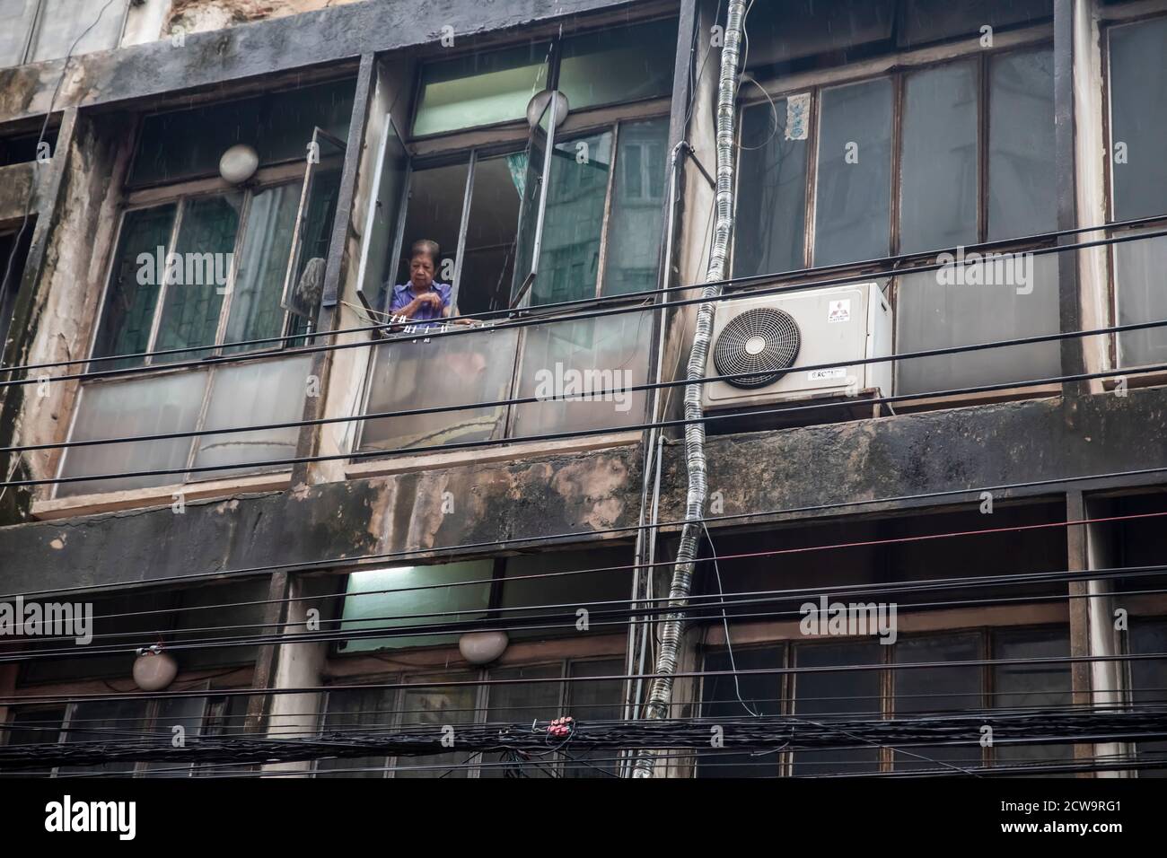 Rundown apartment hi-res stock photography and images - Alamy