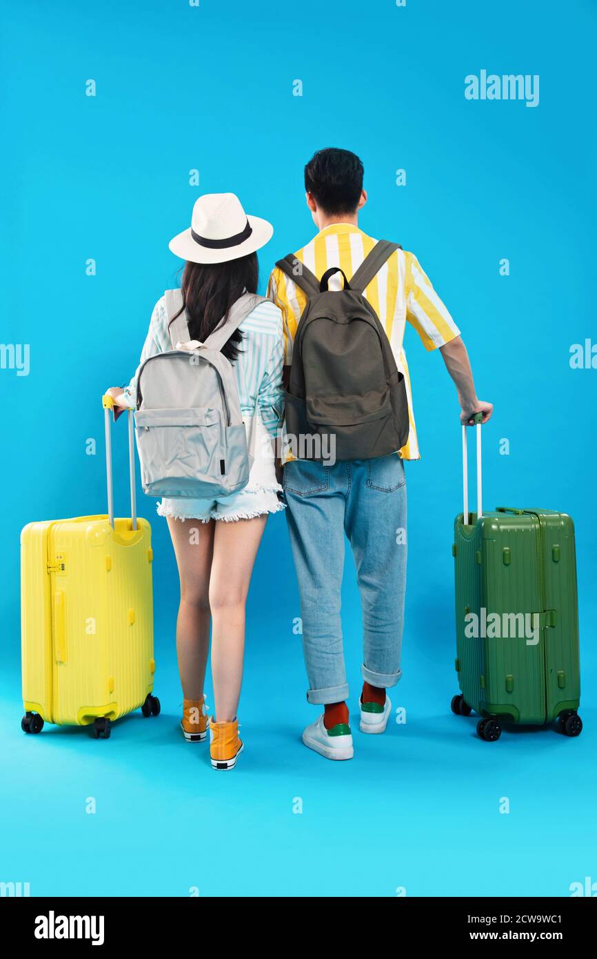 Young couples to travel with luggage back Stock Photo - Alamy