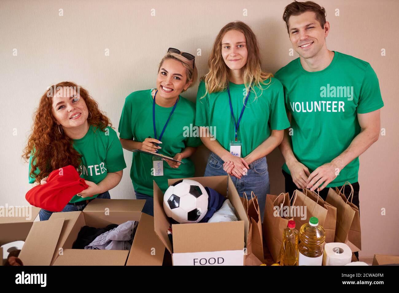 Volunteers food bank donating hi-res stock photography and images - Alamy