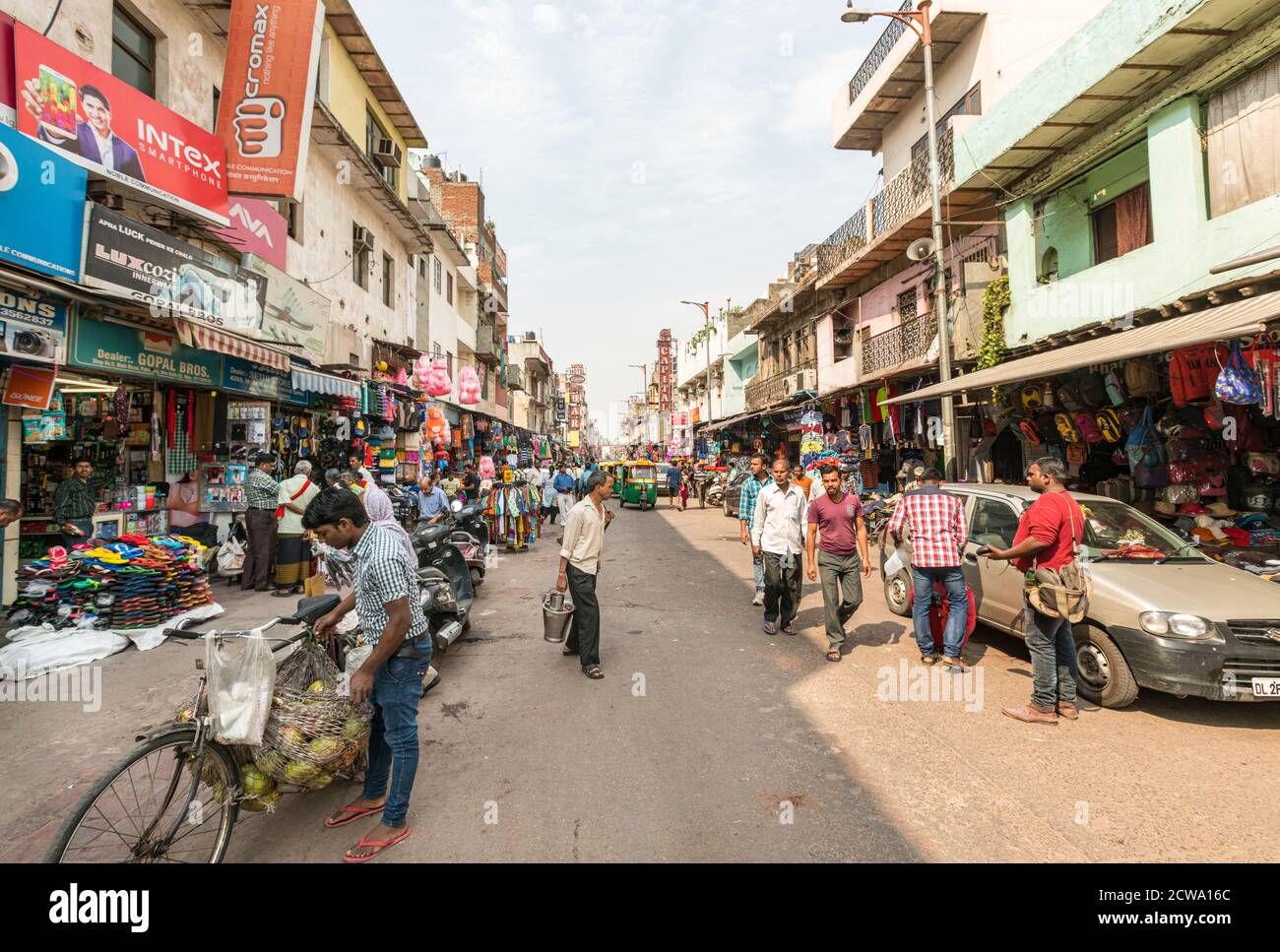 Building busy crowded shops hi-res stock photography and images - Alamy