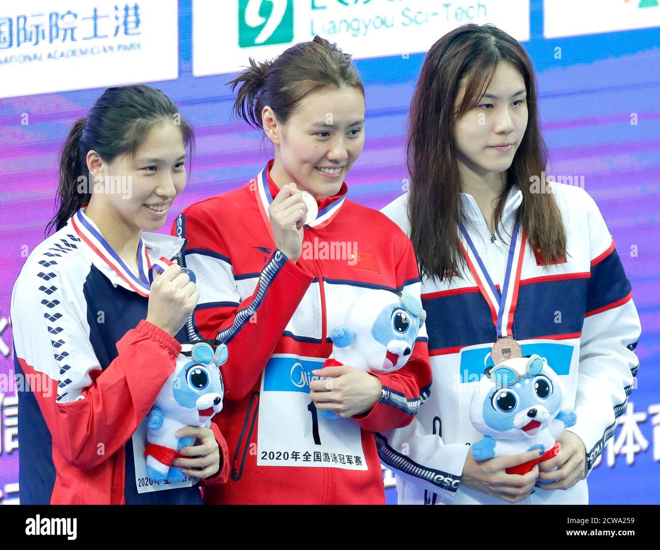 Qingdao, China's Shandong Province. 29th Sep, 2020. Liu Xiang (C) of Guangdong team, Zhu Menghui ...