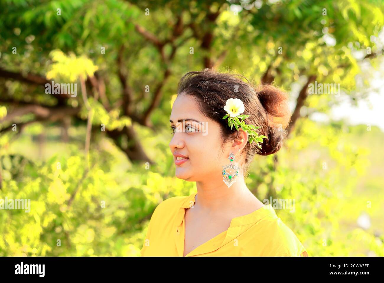 Indian woman profile hi-res stock photography and images - Alamy