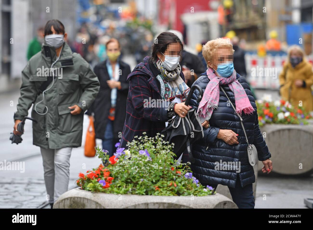 Munich, Deutschland. 28th Sep, 2020. Mask requirement in the pedestrian ...