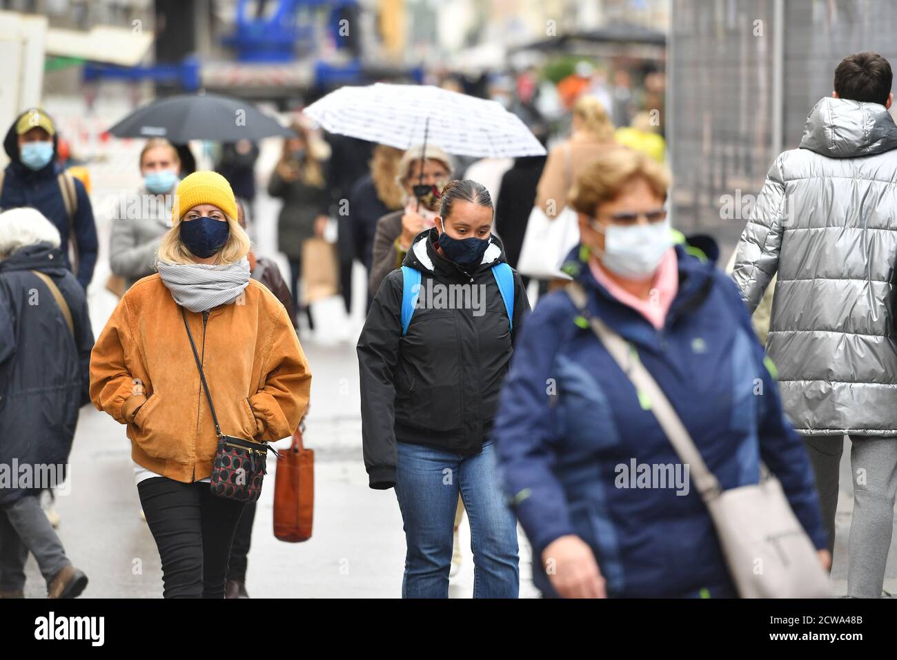 Munich, Deutschland. 28th Sep, 2020. Mask requirement in the pedestrian ...