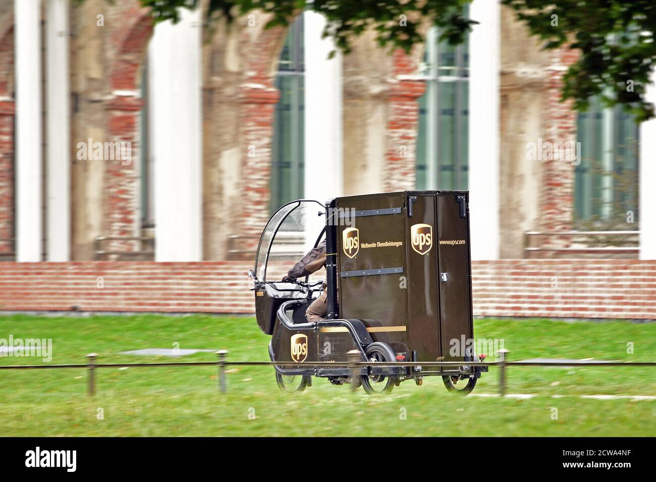 Munich, Deutschland. 28th Sep, 2020. UPS parcel delivery service with a ...