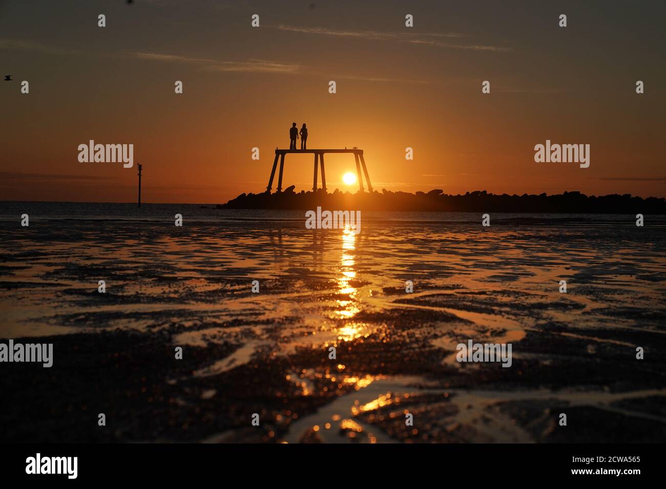 Newbiggin by the sea couple statue hi-res stock photography and images ...