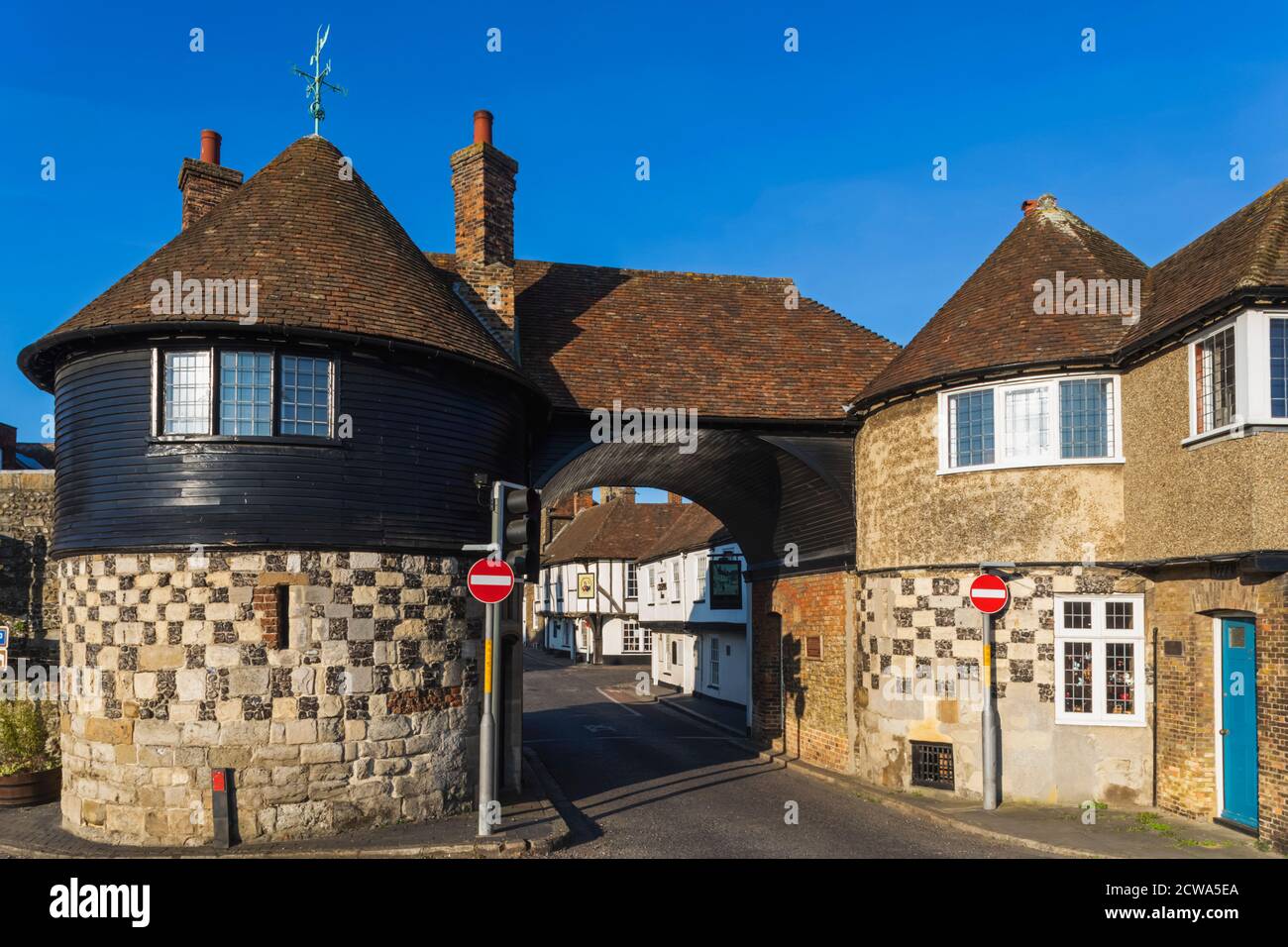 Empty road hi-res stock photography and images - Alamy