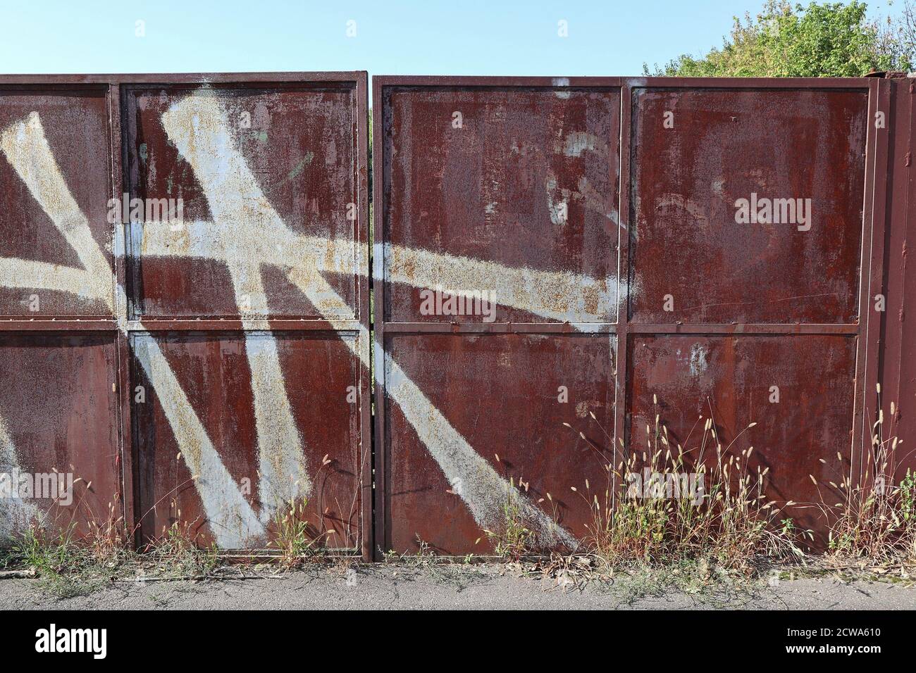 Old rusty metal fence hi-res stock photography and images - Alamy