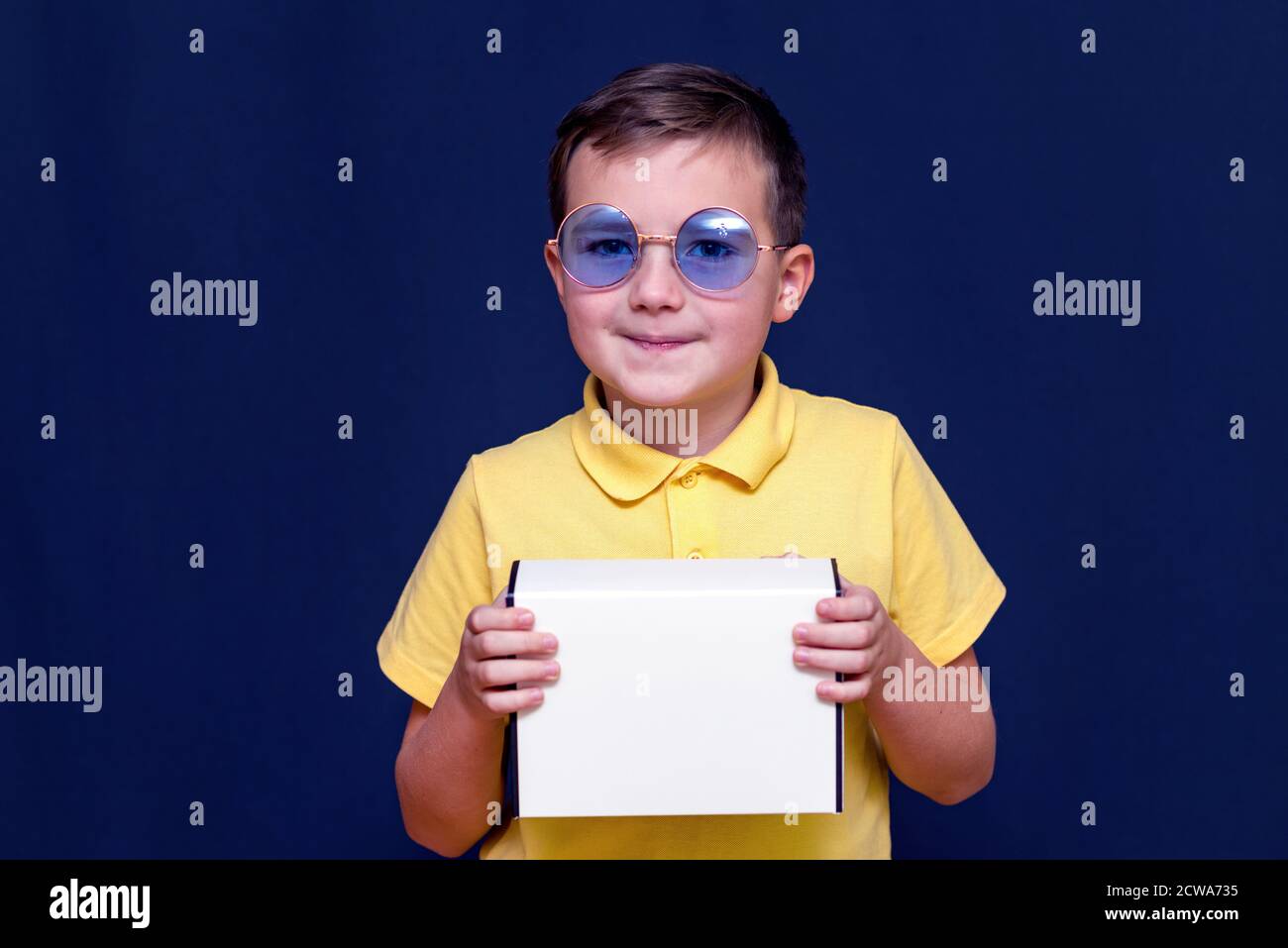 Paper delivery boy hi-res stock photography and images - Alamy