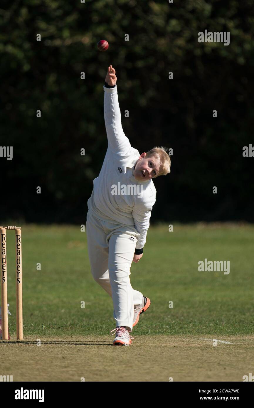 Spin bowler in action hi-res stock photography and images - Alamy