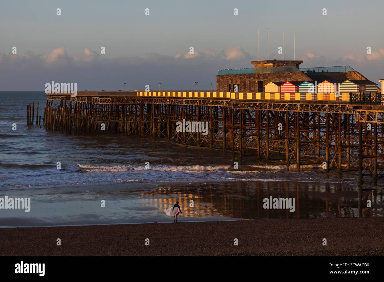 Beach hastings pier east hi-res stock photography and images - Alamy