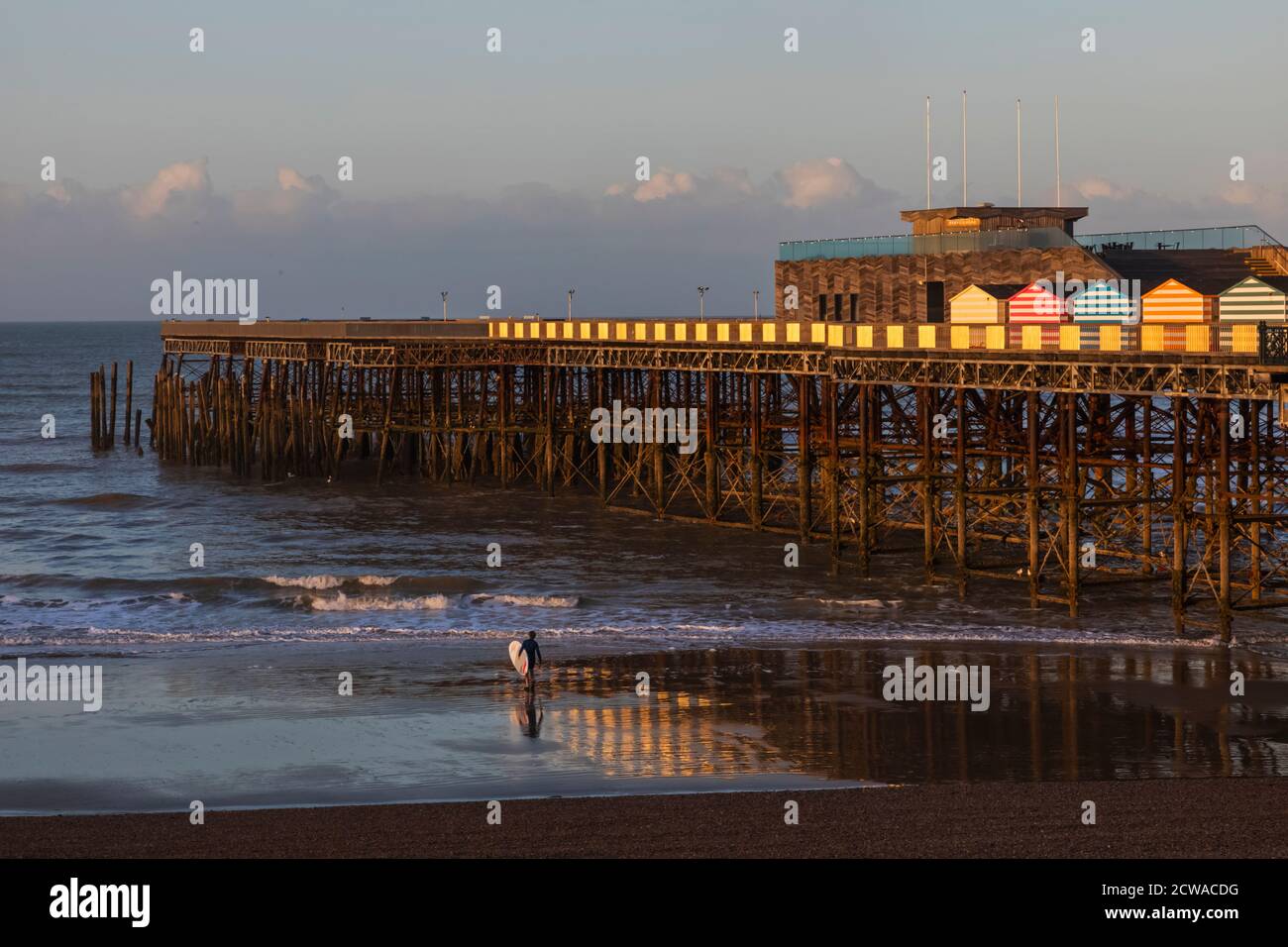Beach hastings pier east hi-res stock photography and images - Alamy