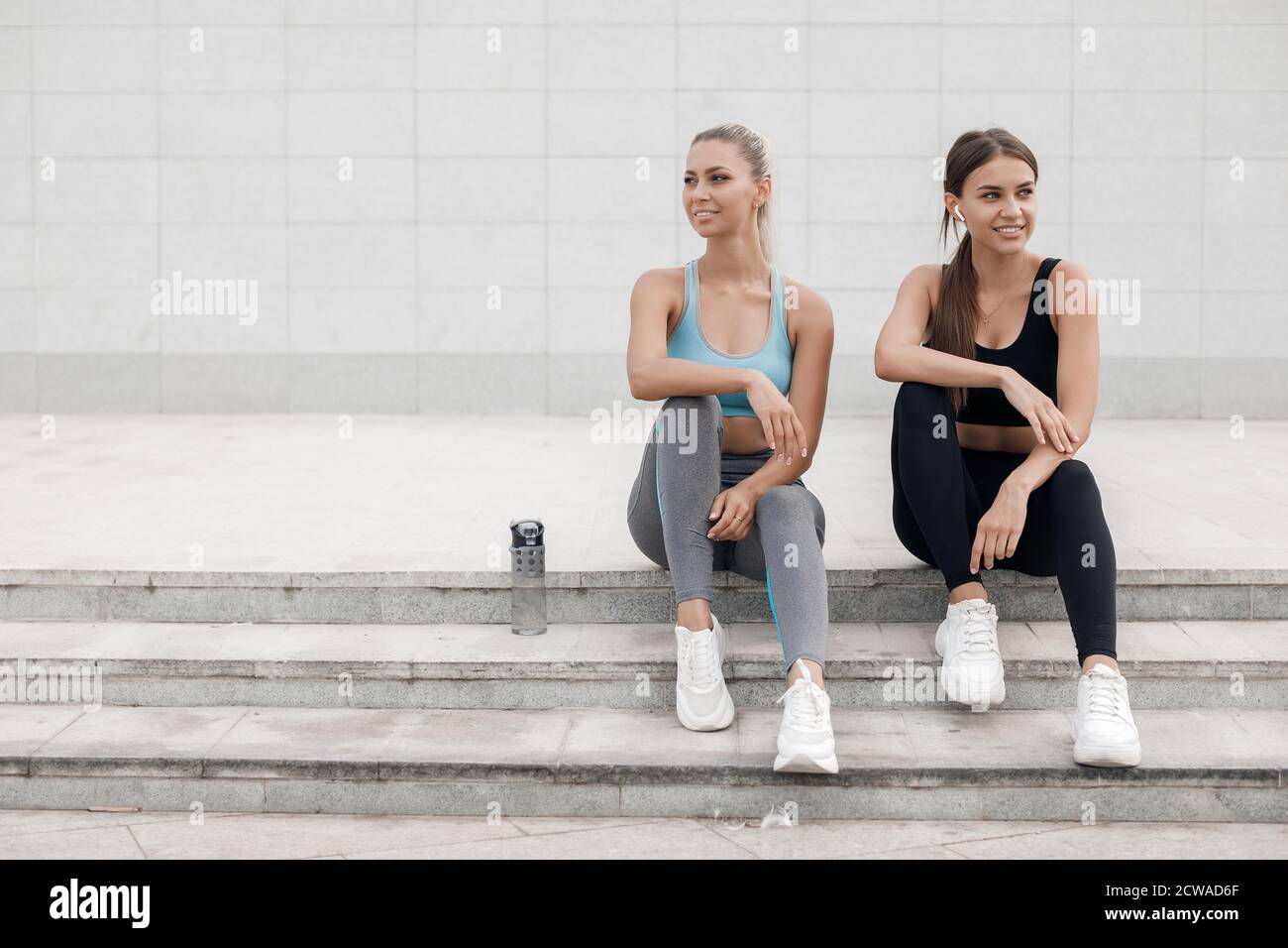 Teamwork in fitness hi-res stock photography and images - Alamy