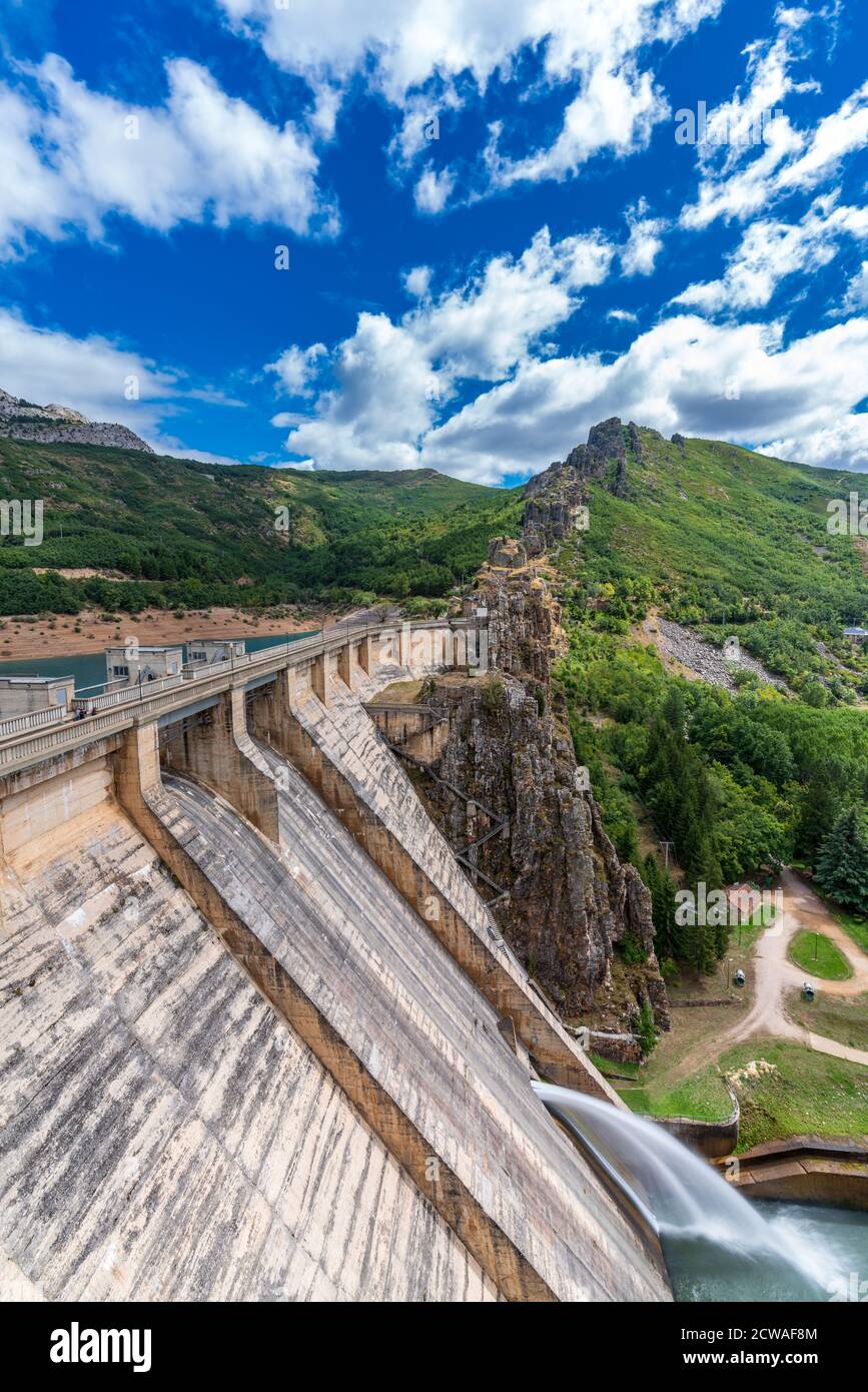 Dam top view hi-res stock photography and images - Alamy