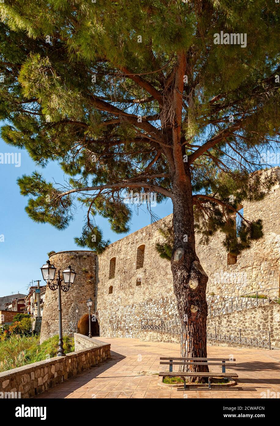 Castello feudale hi-res stock photography and images - Alamy