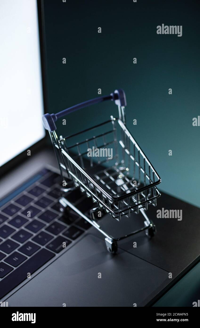 Shopping cart model on the keyboard Stock Photo - Alamy