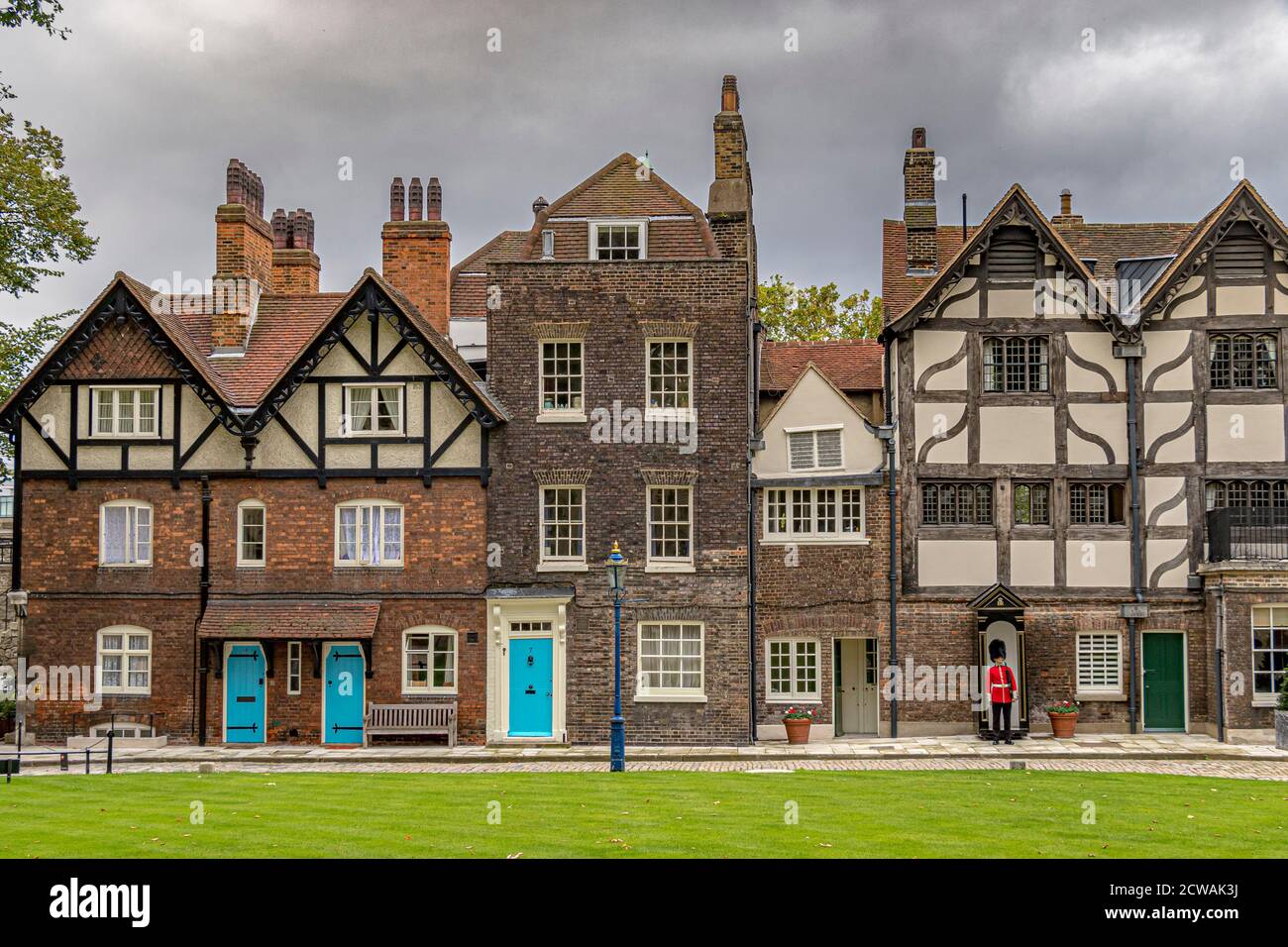 Guardsman on duty tower london hi-res stock photography and images - Alamy