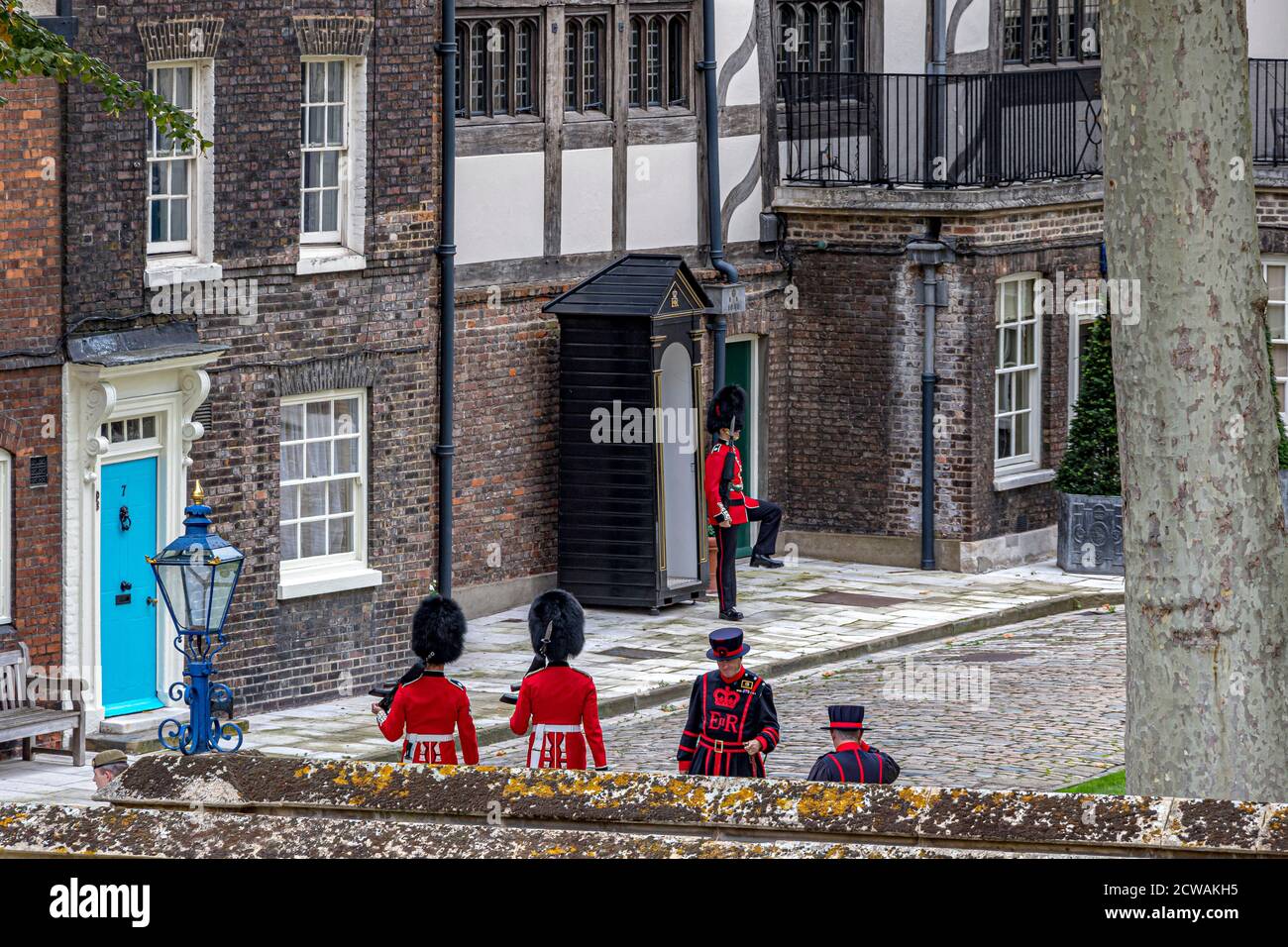 London guard tower of london blue door hi-res stock photography and ...