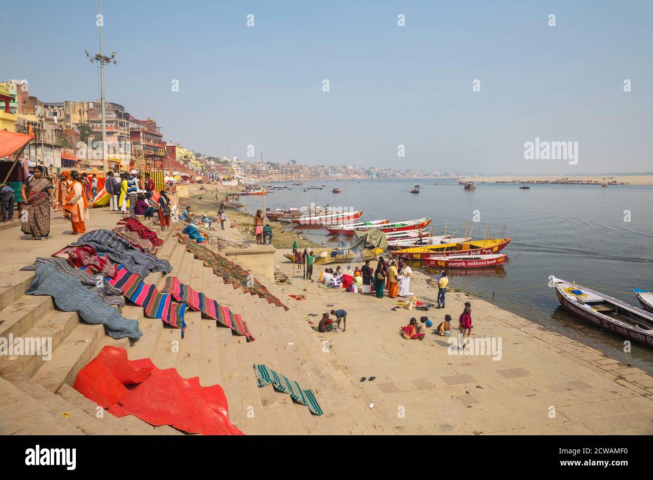 India laundry drying on banks ganges river hi-res stock photography and ...