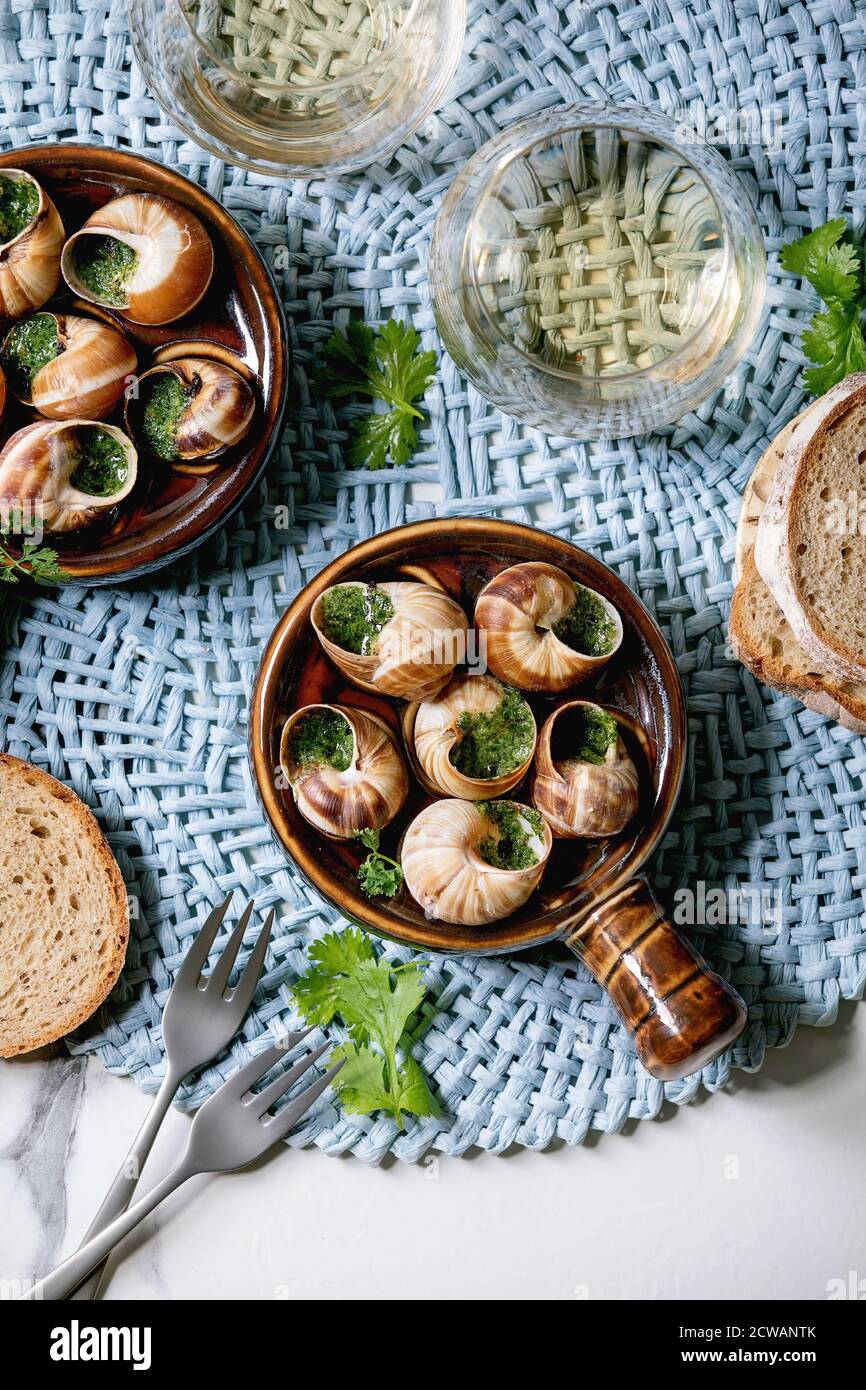 Escargots in garlic butter hi-res stock photography and images - Alamy