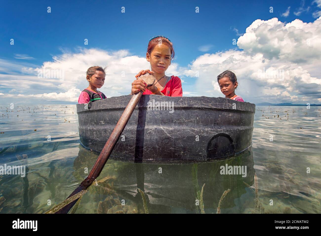 Nomadic Sea Gypsy around the island in Semporna, Sabah, Malaysia ...