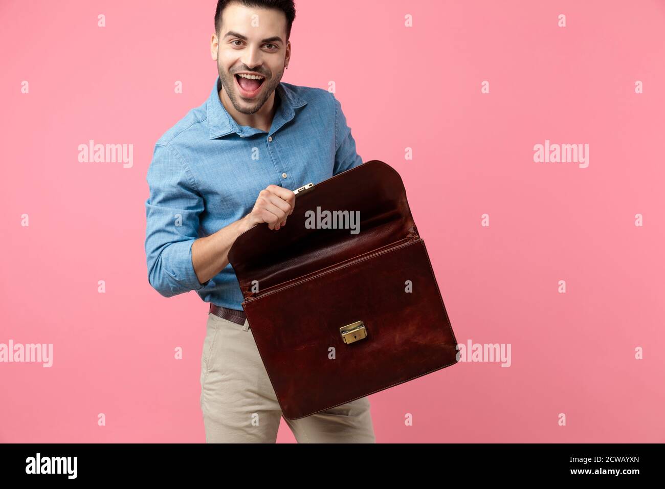 Opening suitcase hi-res stock photography and images - Alamy