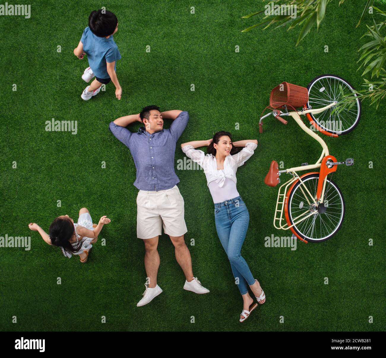Lifestyle grass above family hi-res stock photography and images - Alamy