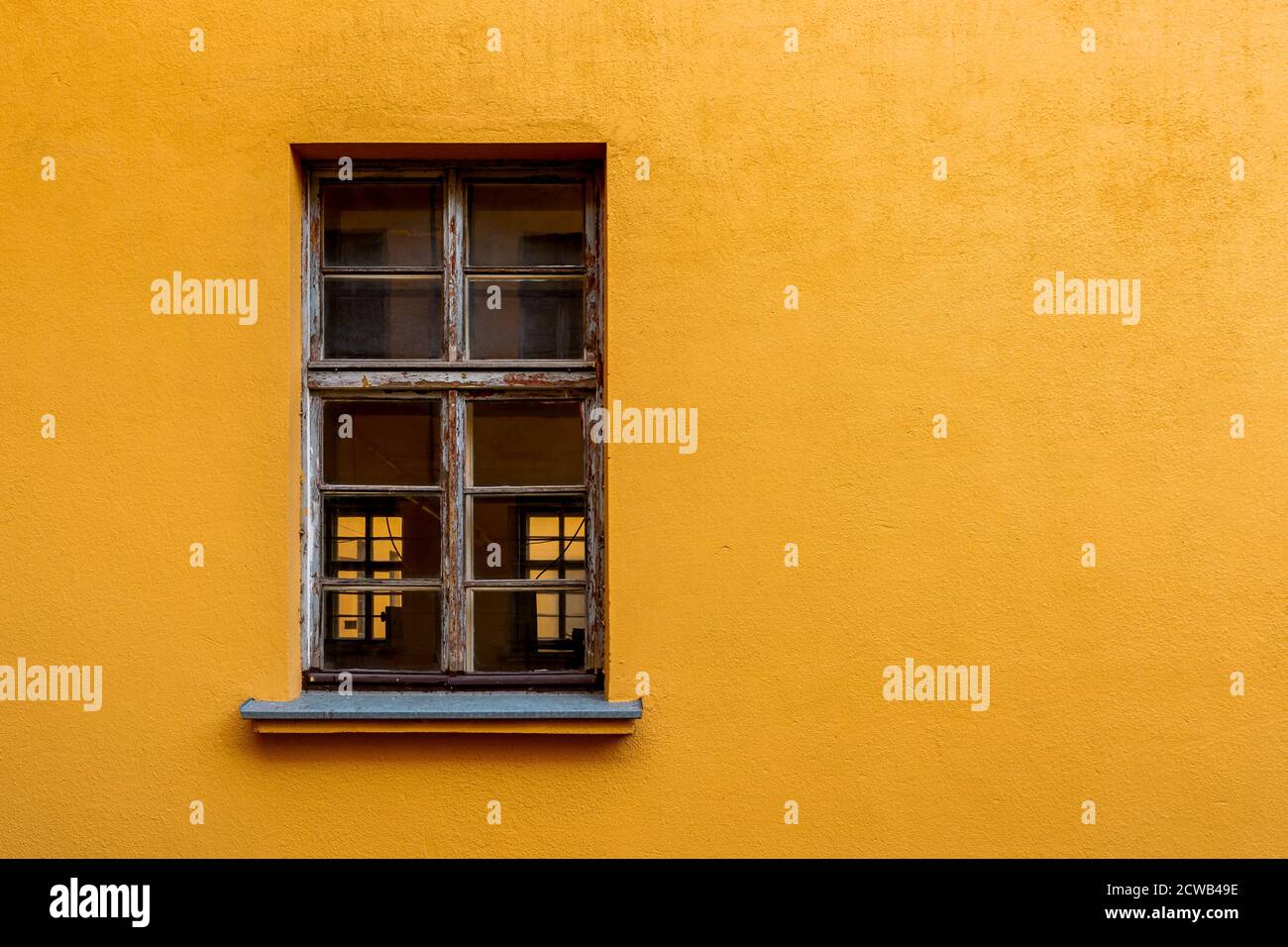 Old yellow house facade hi-res stock photography and images - Alamy