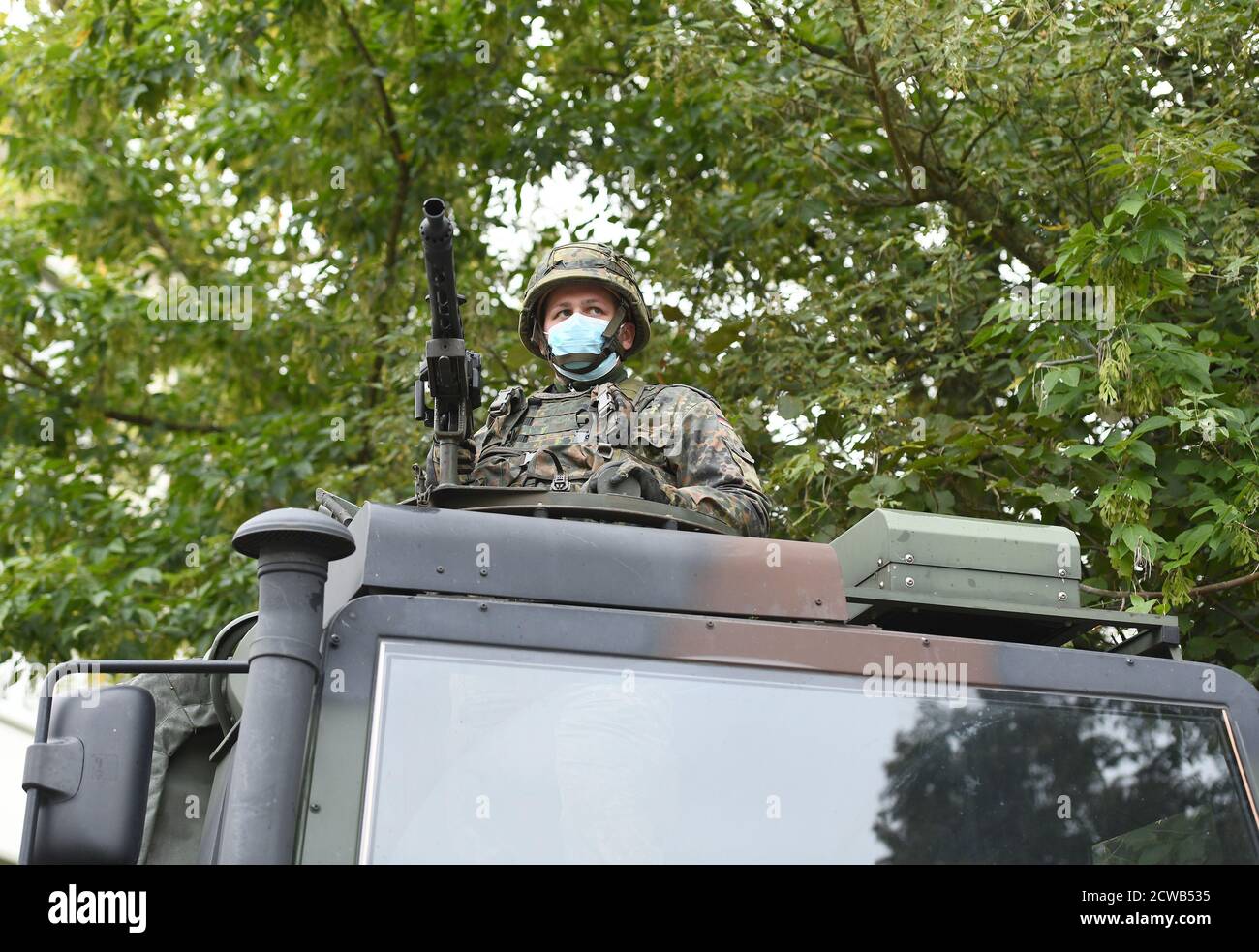 29 September 2020, North Rhine-Westphalia, Münster: A soldier of the I ...