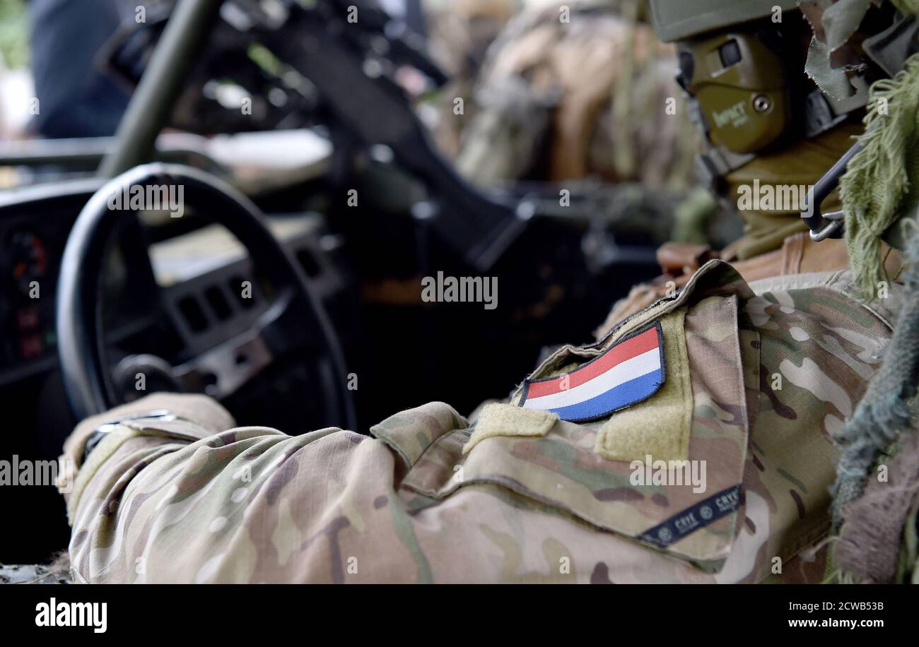 29 September 2020, North Rhine-Westphalia, Münster: A Dutch soldier of ...