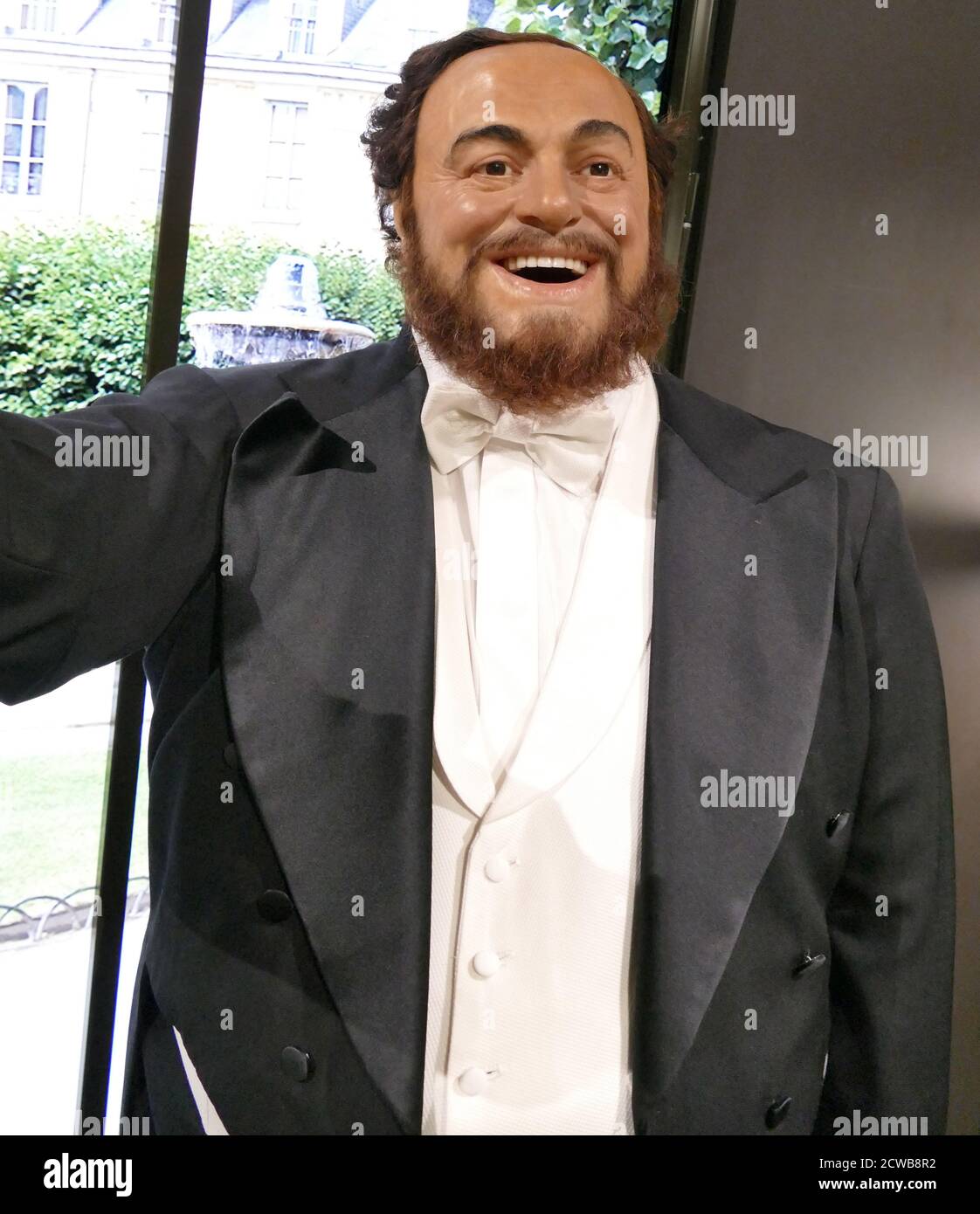 Italian opera singer luciano pavarotti hi-res stock photography and ...