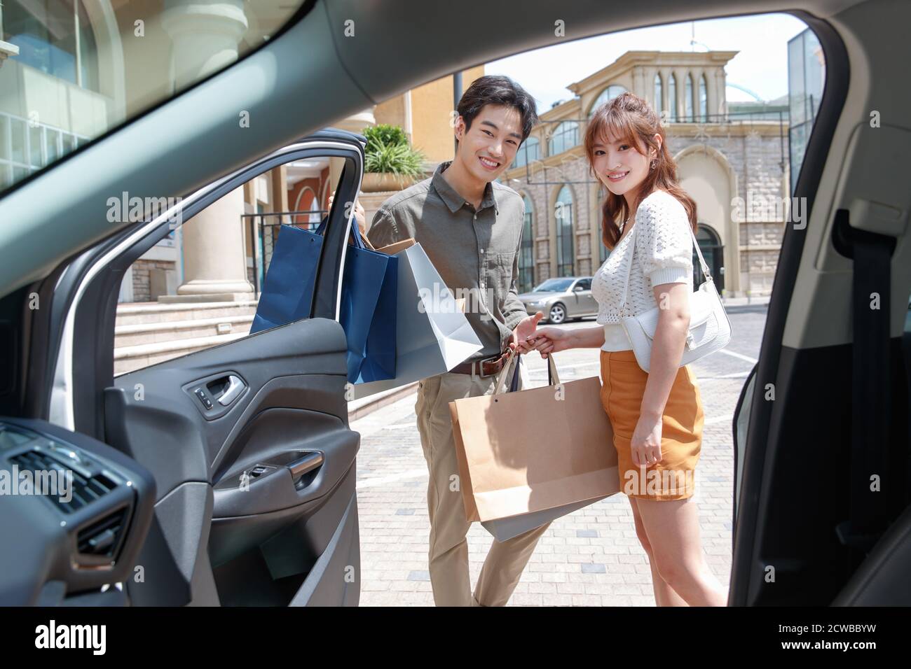 Couple beside car hi-res stock photography and images - Alamy