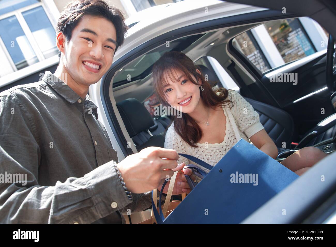 Drive shopping happy couple Stock Photo - Alamy
