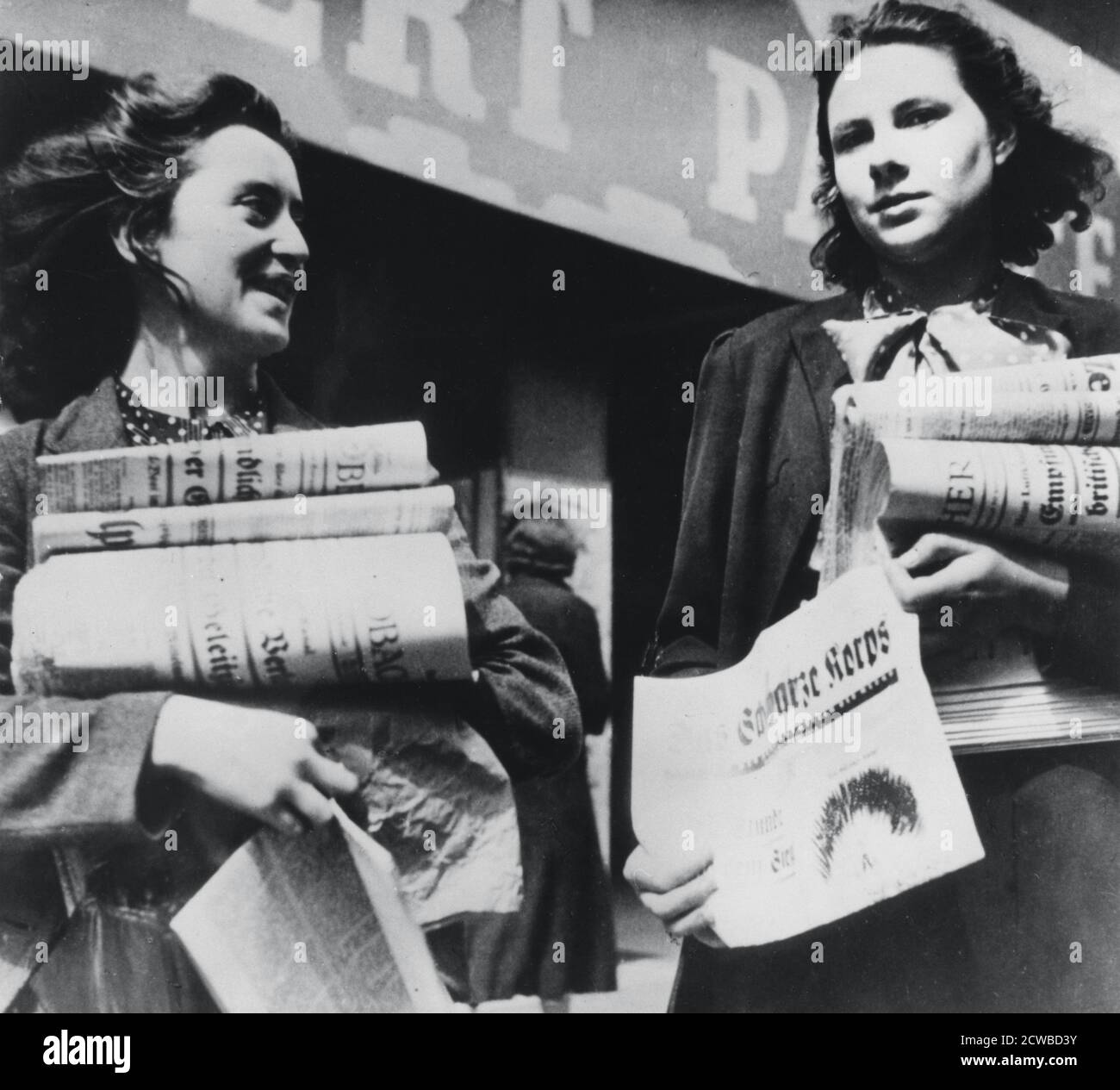 Selling newspapers 1900s hi-res stock photography and images - Alamy