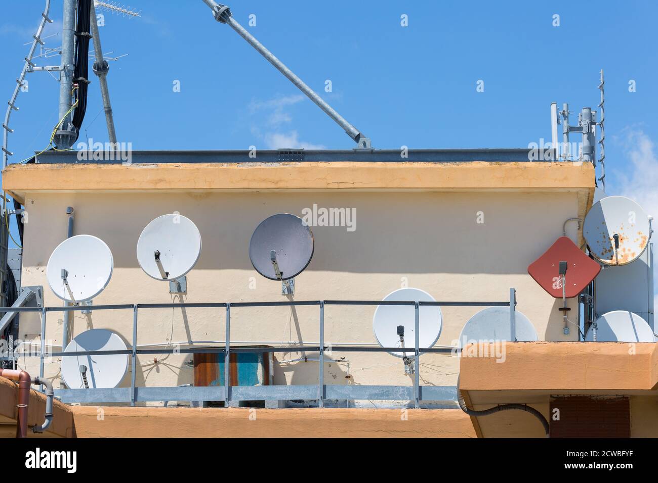 Round antennas hi-res stock photography and images - Alamy
