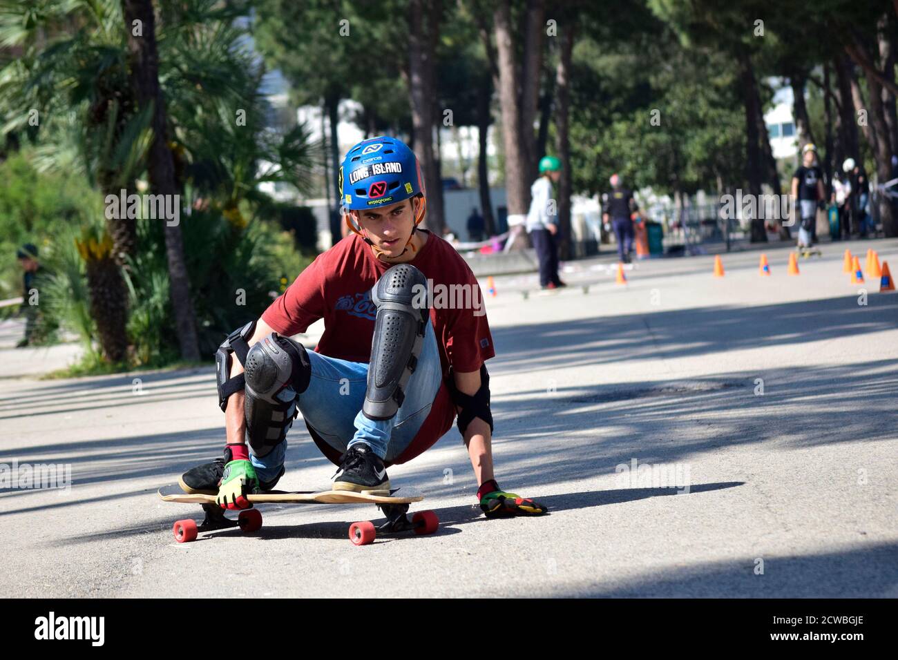 Skateboarder wearing helmet hi-res stock photography and images - Alamy