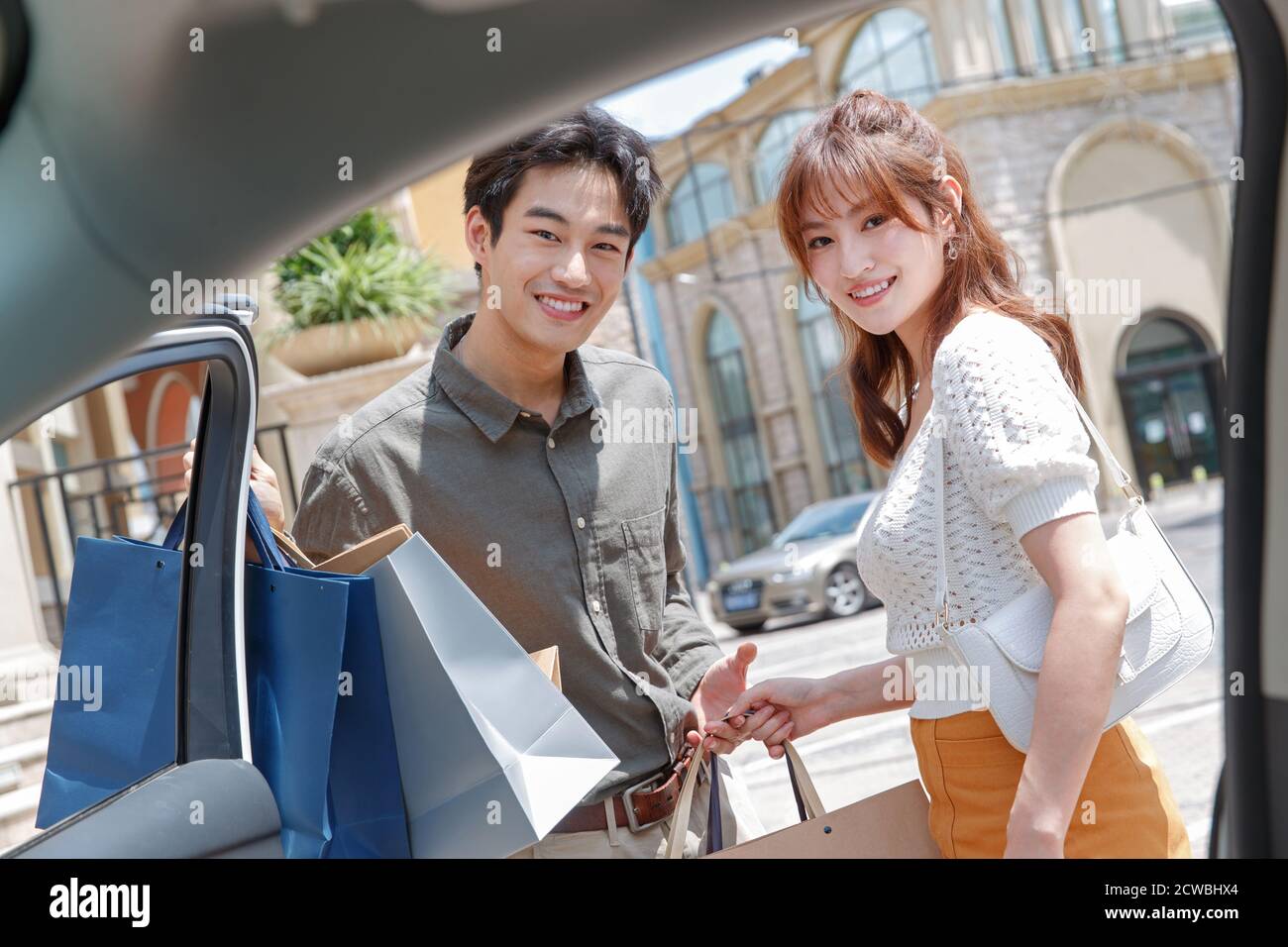 Drive shopping happy couple Stock Photo - Alamy
